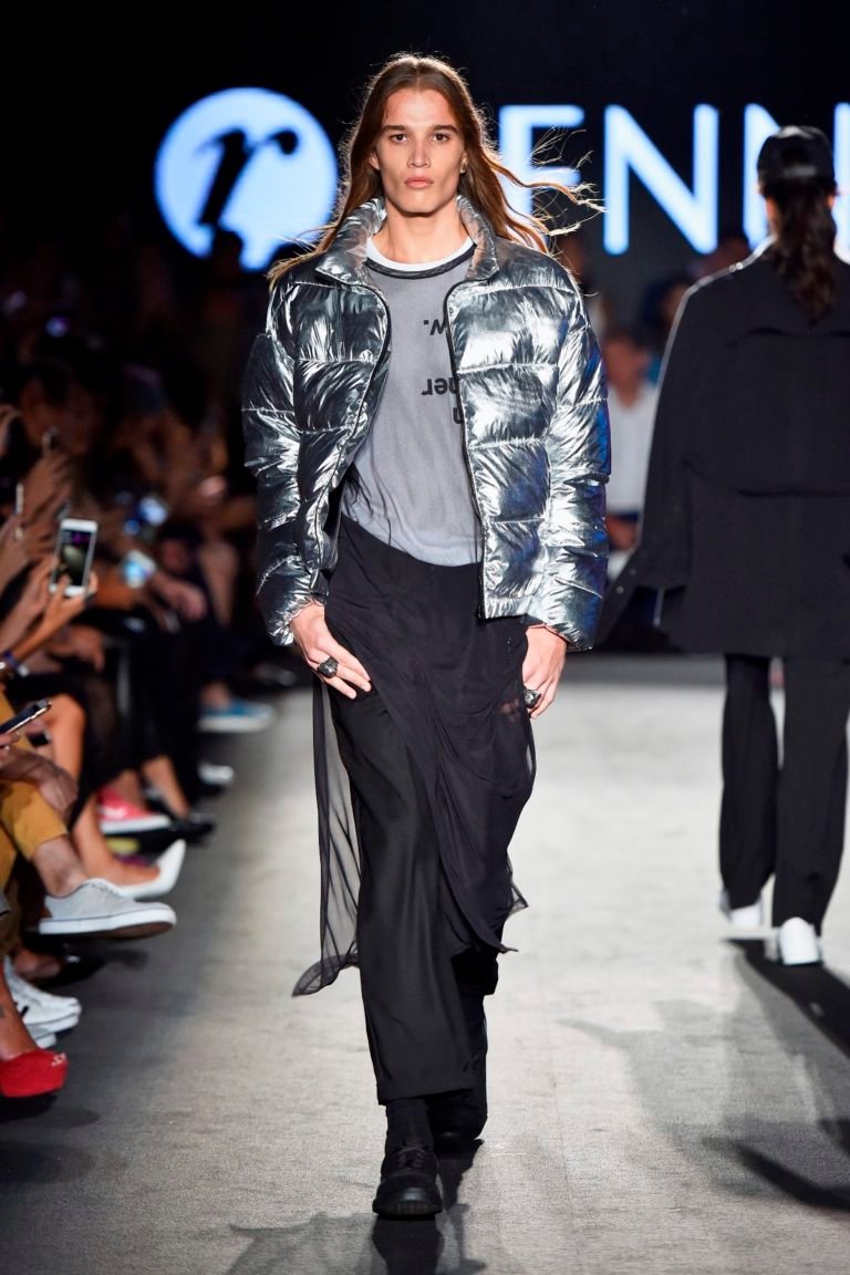 Renner traz o militarismo e o esportivo para seu Outono/Inverno 2018 ...