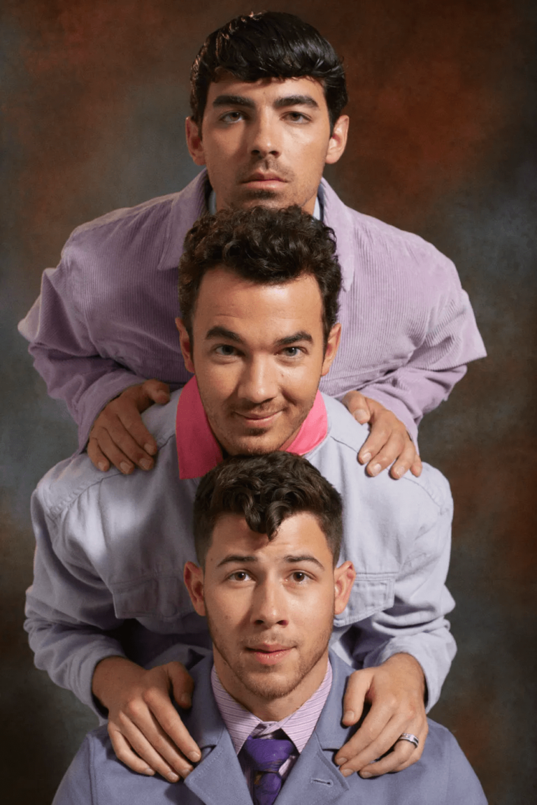 Jonas Brothers estão de volta em clima retrô na nova edição da Paper ...