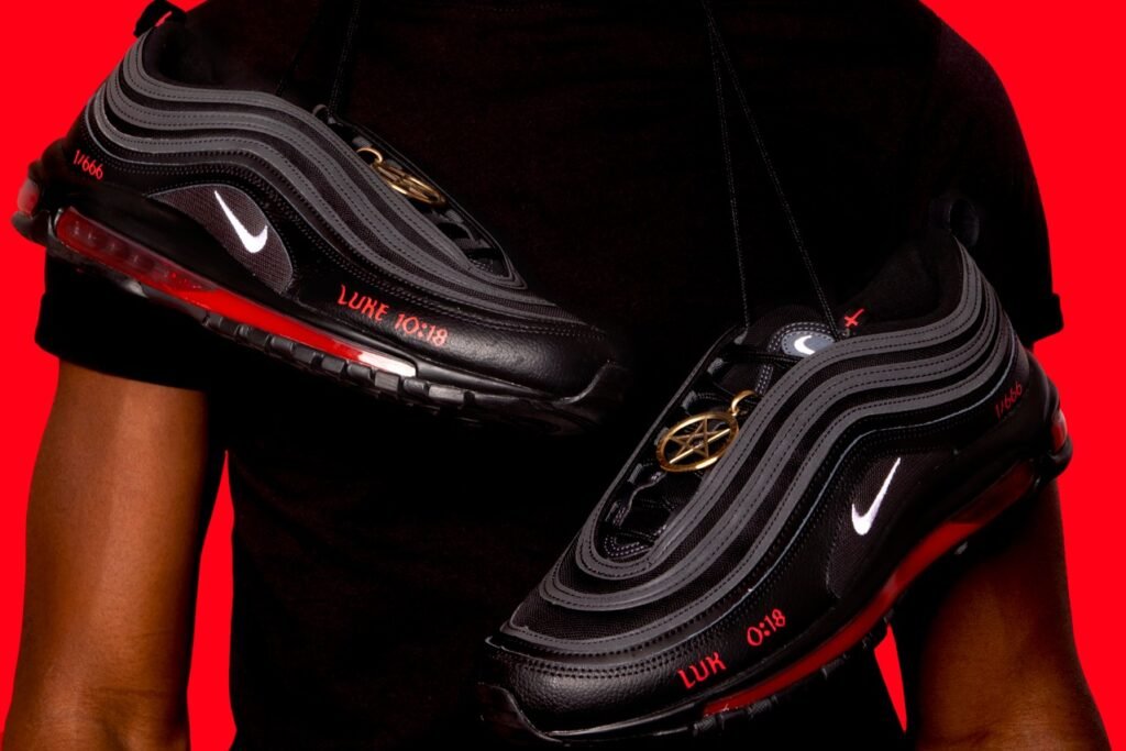 O “Satan Shoes” do Lil Nas X e MSCHF faz sucesso, mas Nike não Curtiu ...