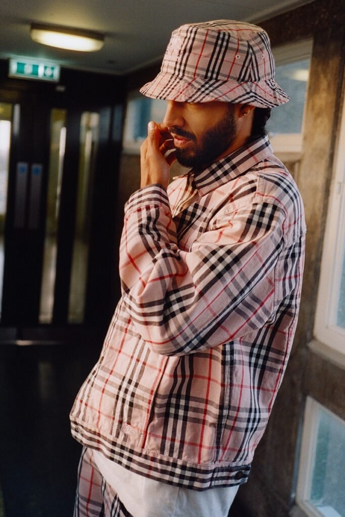 Burberry e Supreme se juntam para nova Collab – O Cara Fashion