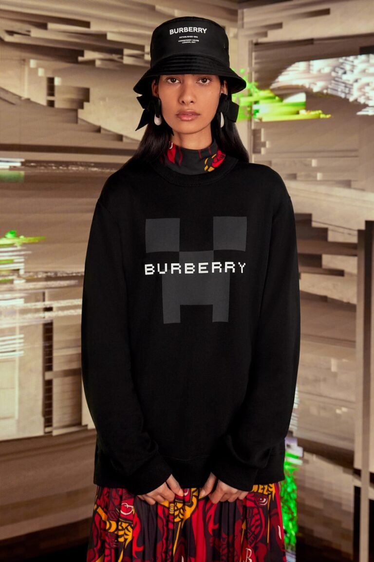 Burberry traz nova collab com a Minecraft na vibe pixelada – O Cara Fashion