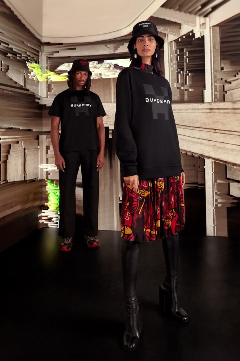 Burberry traz nova collab com a Minecraft na vibe pixelada – O Cara Fashion