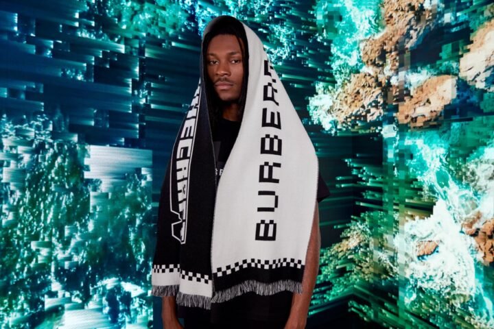 Burberry traz nova collab com a Minecraft na vibe pixelada – O Cara Fashion